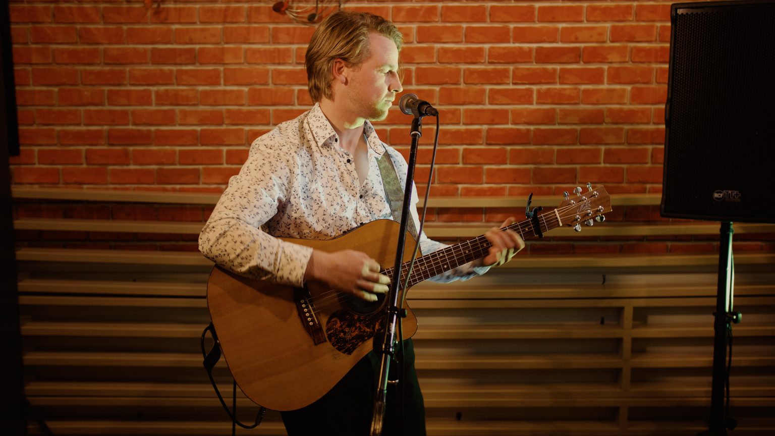 Queenstown Solo Musician | Brett Walker | Better Band : Better Band